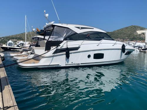 Motor Boat Charters | Motor Yacht Rentals | Motorboat Charter