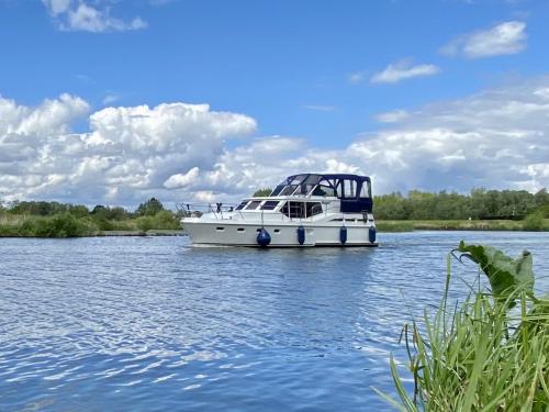 Motor Boat Charters | Motor Yacht Rentals | Motorboat Charter